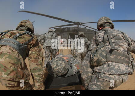 Soldiers from the 50th Expeditionary Signal Battalion-Enhanced (ESB-E ...