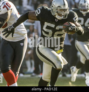 Oakland Raiders linebacker Kirk Morrison (52) runs for a touchdown ...