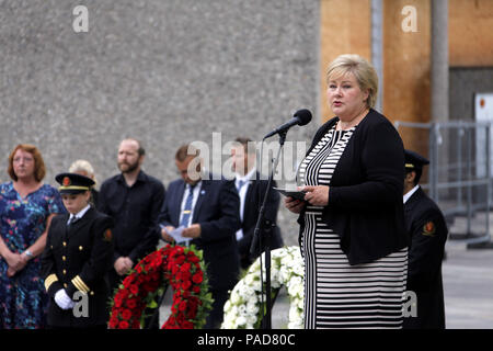 Oslo, Norway. 22nd July, 2018. People pay tribute to the victims of the ...