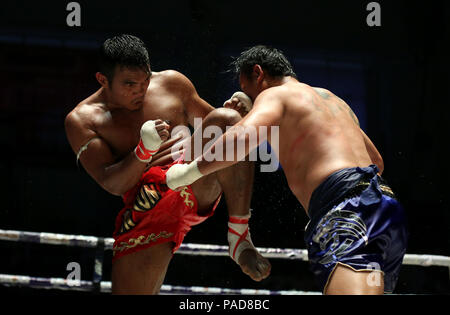 Yangon, Myanmar. 22nd July, 2018. Tun Tun Min (R) of Myanmar fights ...