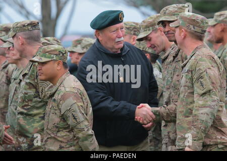 Vietnam-era 5th Special Forces Group (Airborne) Soldiers participate in ...