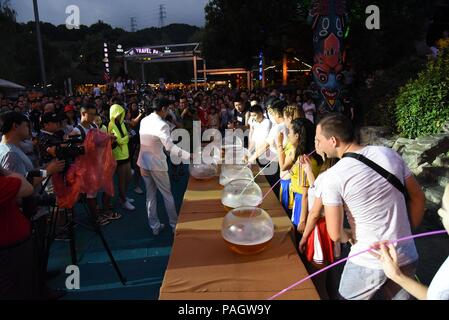 Hangzh, Hangzh, China. 23rd July, 2018. Hangzhou, CHINA-People drink ...