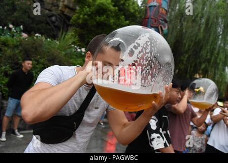 Hangzh, Hangzh, China. 23rd July, 2018. Hangzhou, CHINA-People drink ...
