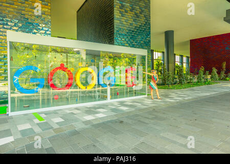 Singapore - Maggio 5, 2018: Google logo on lobby of new Google ...
