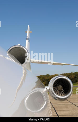 Dassault Falcon 900EX Business jet N146EX on the runway at Avalon ...