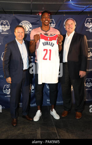 Washington Wizards head coach Scott Brooks gestures during the second ...