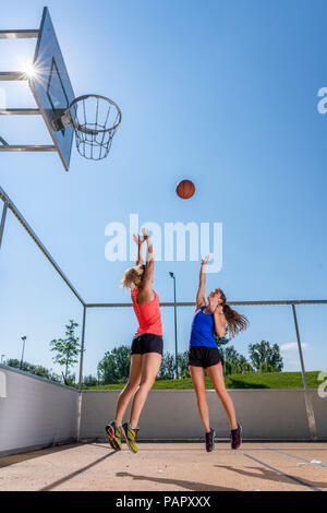 Women playing basketball Stock Photo - Alamy