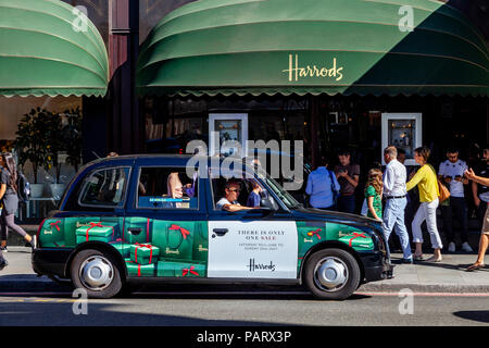 Taxi cab outside Harrods, Knightsbridge, London, England, UK Stock ...