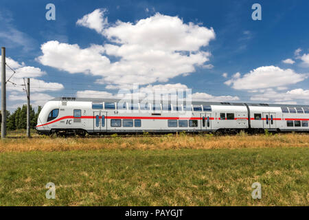 IC2 Zug der Deutsche Bahn DB vom Typ Stadler KISS auf der Gäubahn ...