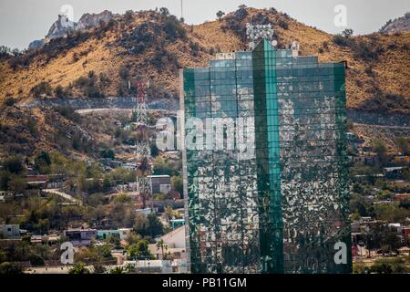 Fachada del ddificio Torre de Hermosillo con vista a al cerro y colonia ...