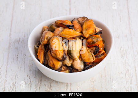 Tasty bowl of salty sea clams Stock Photo - Alamy