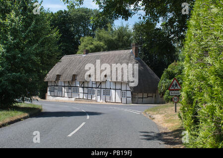 Thatched Cottage in Broughton, Hampshire, England Stock Photo - Alamy