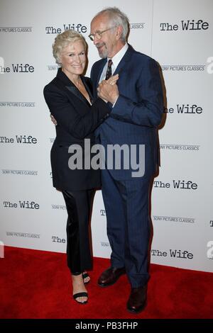 USA. Glenn Close and Jonathan Pryce in a scene from the ©Sony Pictures ...