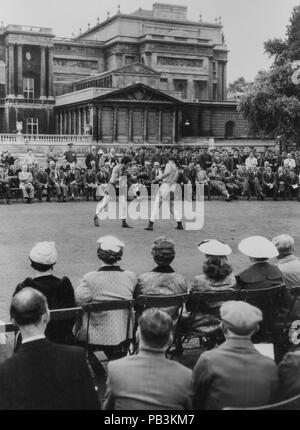 OPEN AIR BOXING IN LONDON PARK The Oxford House Boxing Club held their ...