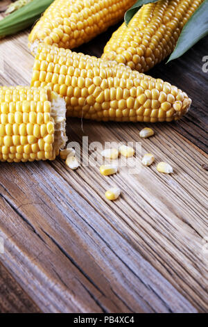 Fresh corn on cobs on wooden table. Close up Stock Photo - Alamy