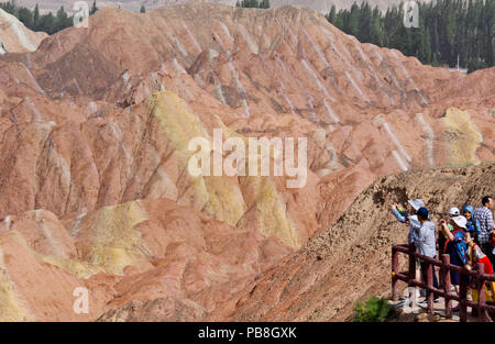 Zhangye, Zhangye, China. 27th July, 2018. Zhangye, CHINA-Tourists enjoy ...