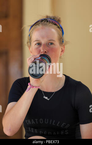 Alice Barnes of Canyon SRAM Racing prior to racing in the AJ Bell Women ...