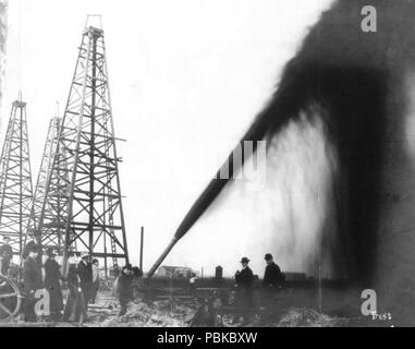 Gusher in a Port Arthur, Texas oil well in 1901 Stock Photo - Alamy