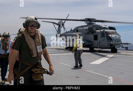 PACIFIC OCEAN (July 19, 2018) Members of the Coast Guard Tactical ...