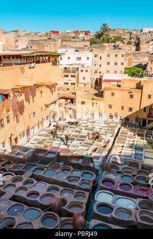 Worker dyeing leather, basin with paint, dyeing, tannery Tannerie ...