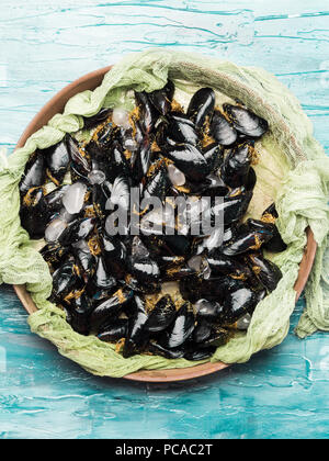 Fresh raw mussels on rusty tray. Seafood concept Stock Photo - Alamy