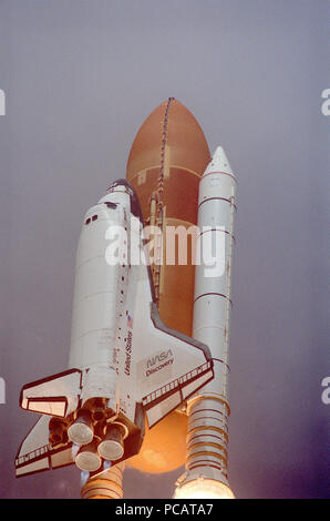 Space Shuttle Discovery launches on STS-85 Stock Photo - Alamy