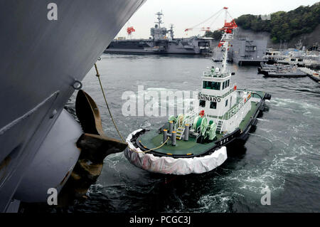 The Tugboat Shinano guides amphibious command ship USS Blue Ridge ...