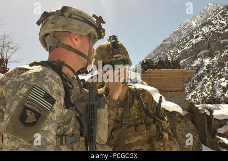U.S. Army Soldiers use a radio to communicate Stock Photo - Alamy