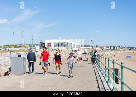 Busy promenade and seafront, Seaburn, Sunderland, Tyne and Wear ...