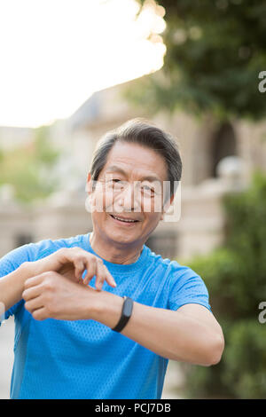 senior asian man checking on the cue stick Stock Photo - Alamy