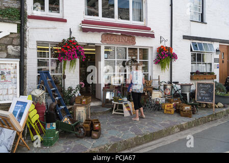 Polperro, Cornwall, UK. Gift shop and whitewashed cottages in Lansallos ...