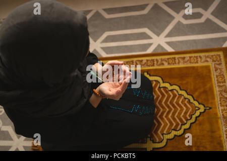 Muslim woman praying salah Stock Photo: 214326676 - Alamy