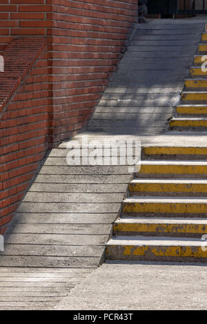 FRANCE, TOULOUSE - JULI 9, 2018: Wheeling Ramp for cyclist next to a ...