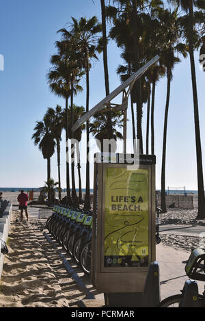 The Strand Bike Path between Venice Beach and the Santa Monica Pier ...