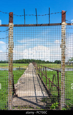 Elbe Cycletour, Saxony, Torgau, destroyed Elbe bridge, monument Stock ...