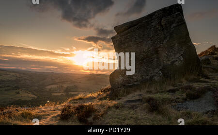 Curbar Edge sunset. A cloudy sunset at the rocky, Curbar Edge in the ...