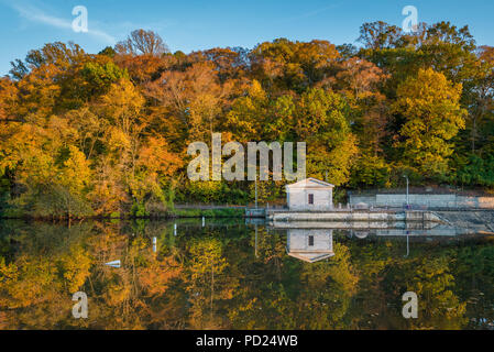 Autumn color at Lake Roland at Robert E Lee Park in Baltimore, Maryland ...