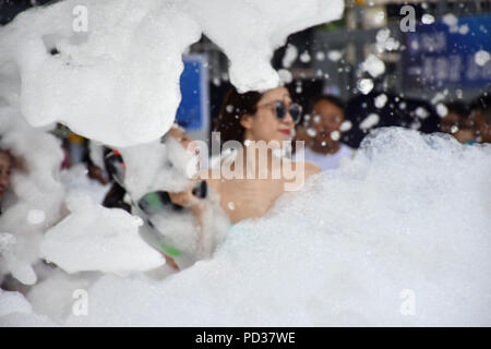 Beijin, Beijin, China. 6th Aug, 2018. Beijing, CHINA-A bubble fight is ...