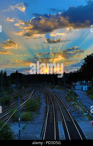 London 6th August 2018: Rays of sun at sunset over East London. Seen ...