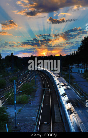 London 6th August 2018: Rays of sun at sunset over East London. Seen ...