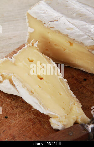 Perl wen soft Welsh cheese Stock Photo - Alamy