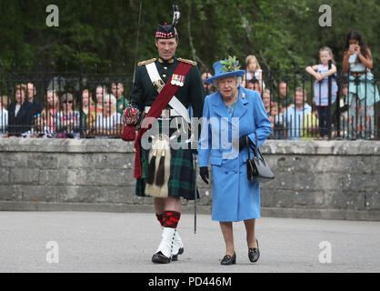 Queen Elizabeth II inspects Balaclava Company, 5 Battalion The Royal ...