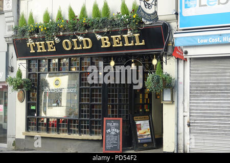 Old fashioned English pub, building dates back to the 16th century ...