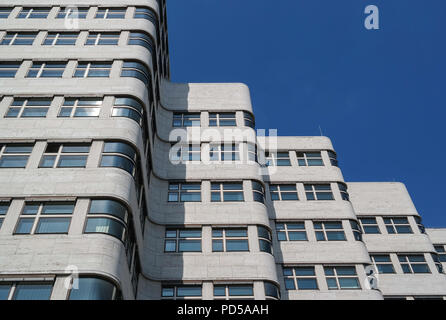 Shell-Haus modernist office building by Emil Fahrenkamp, curved ...