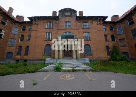 Derelict Brittain Hall on the campus of MaGill University (CEGEP John ...