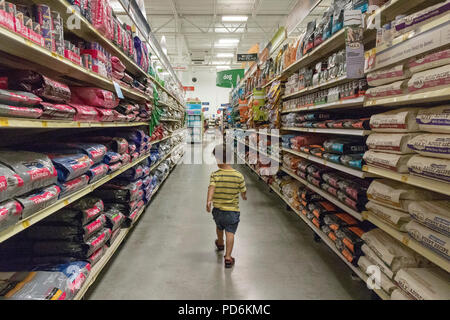 dog food aisle, PetSmart pet store, Kennewick, Washington, USA Stock ...