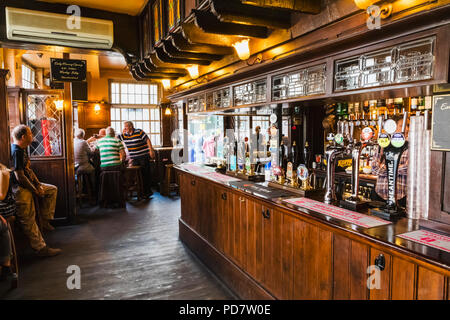 "The Market Porter" interior - inside a traditional London pub with ...