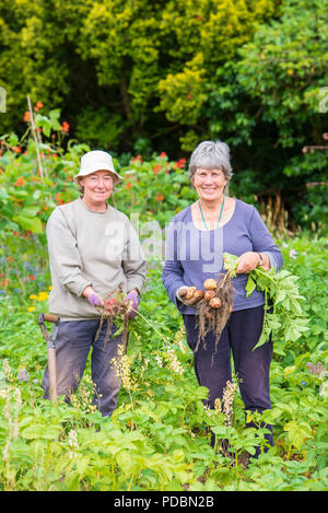 Cala Homes, The Lost Gardens of Penicuik, Volunteers Jane Kell and ...