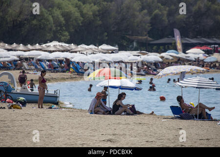 Perea, Thessaloniki, Greece. 7th Aug, 2018. Women are seen standing at ...