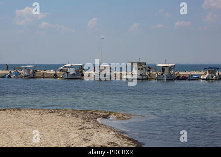 Perea, Thessaloniki, Greece. 7th Aug, 2018. People are seen relaxing at ...